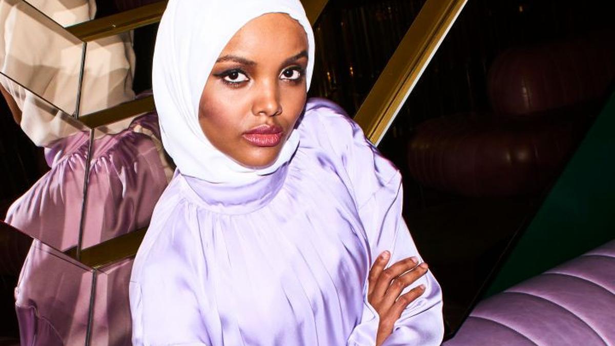 Ini Halima Aden, Model Muslim Pertama yang Jadi Model Cover Majalah Vogue