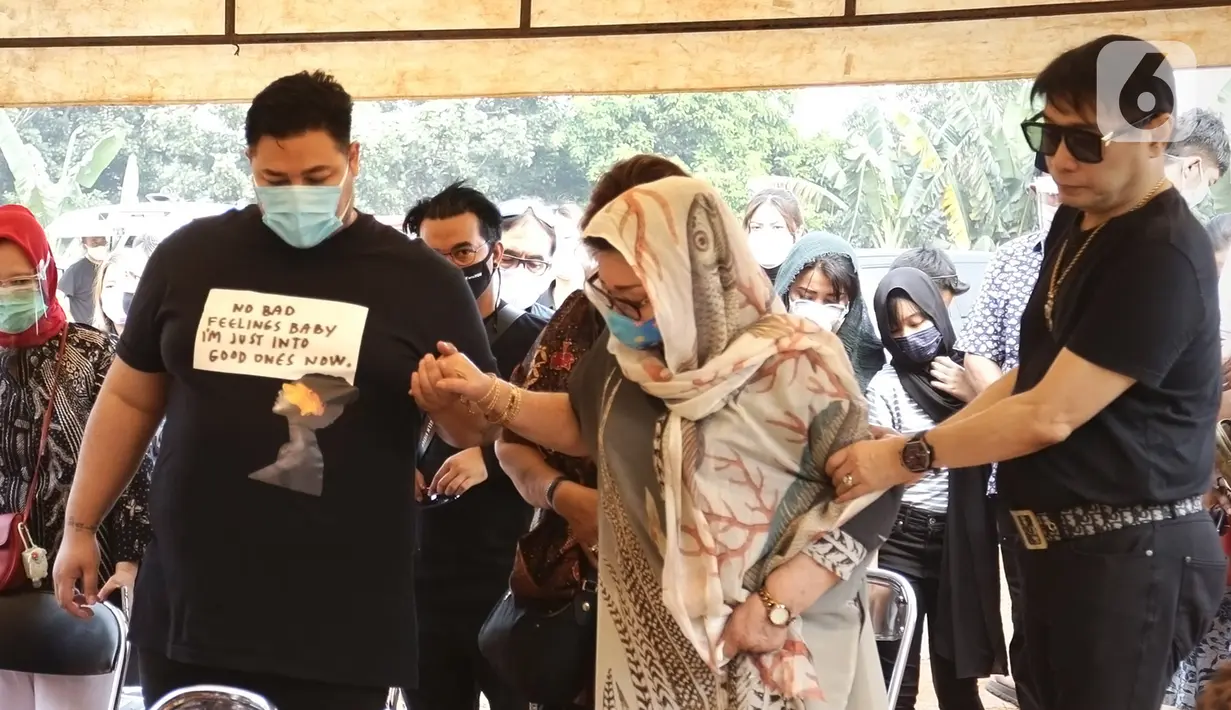 FOTO: Ketegaran Ivan Gunawan Saat Pemakaman Sang Ayah - Foto Liputan6.com