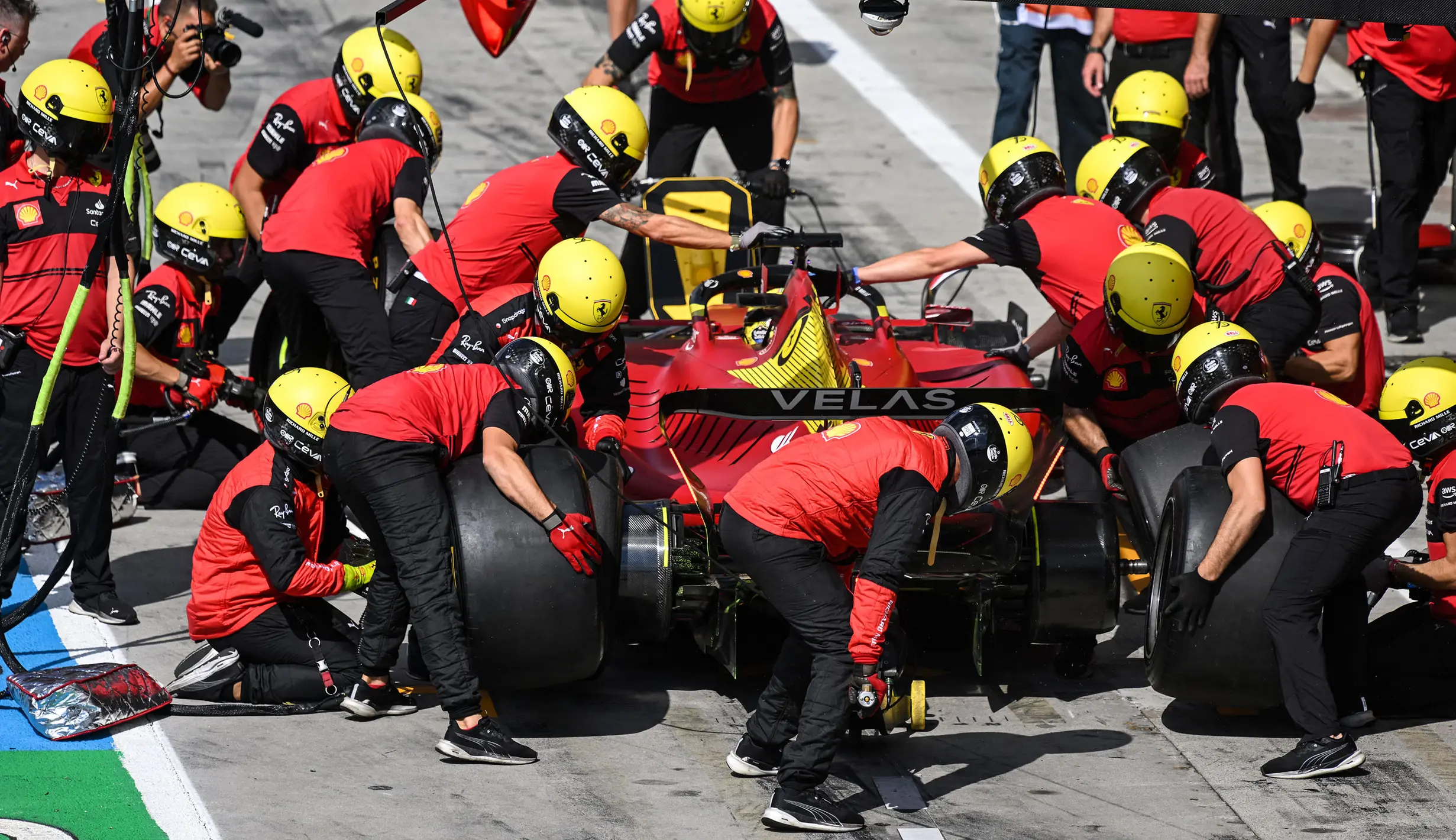 Foto: Kelir Kuning Meriahkan Mobil Ferrari F1-75 di Formula 1 GP Italia ...