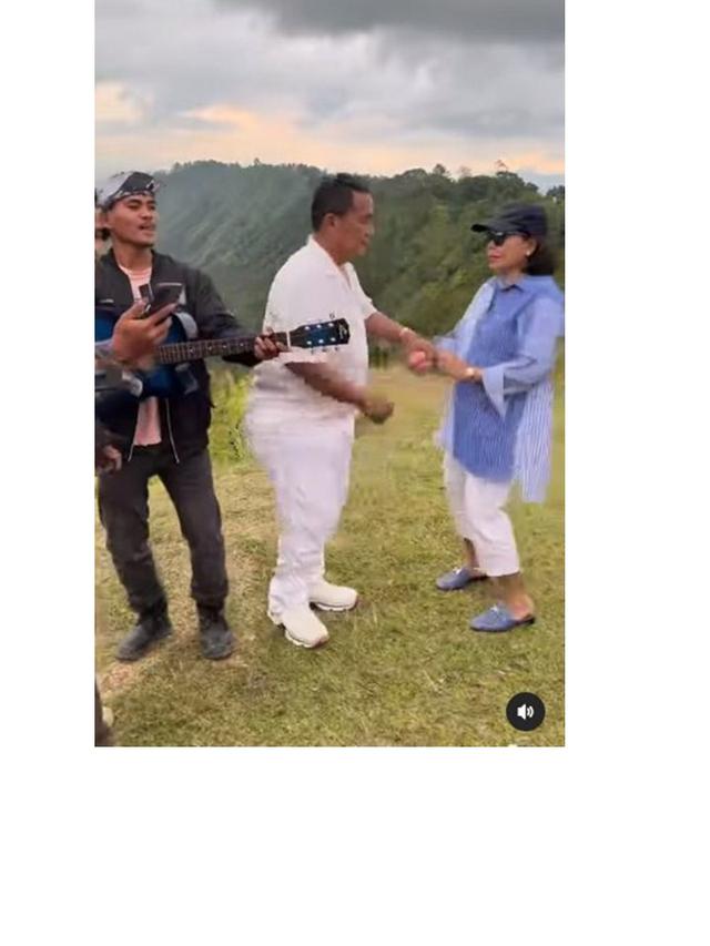 7 Potret Mesra Hotman Paris dan Istri yang Jarang Tersorot - Hot Liputan6.com