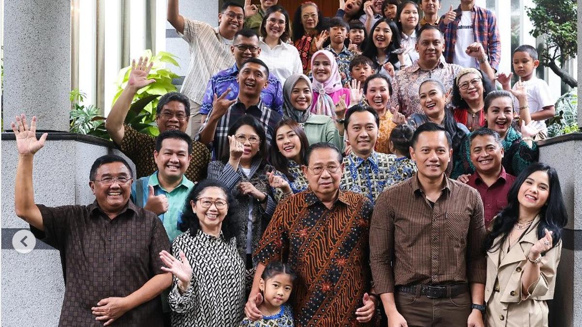 Family Portrait Annisa Pohan dengan Klan Sarwo Edhi Wibowo, Novita ...