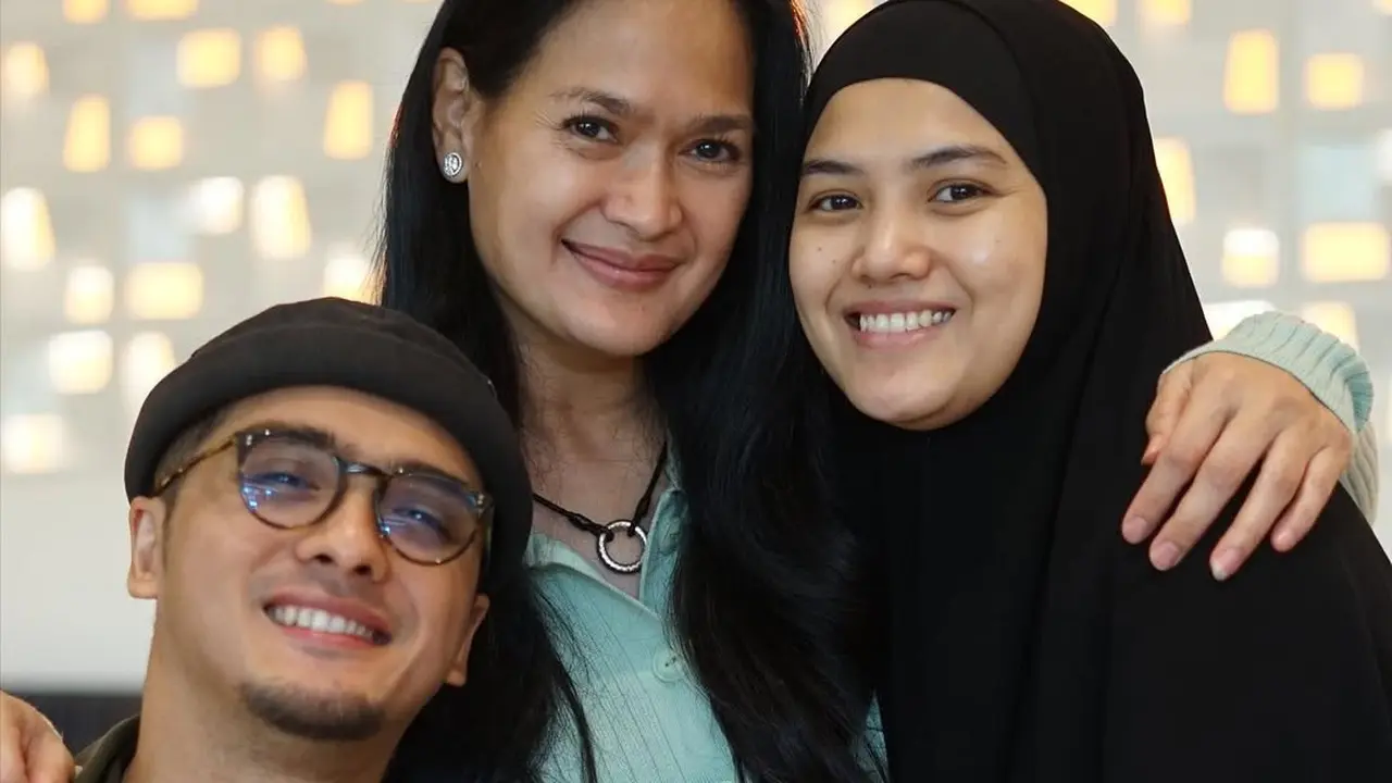 7 Potret Kedekatan Donna Harun dengan Herfiza Novianti Sang Menantu, Senang Bisa Ikut Urus Cucu ...