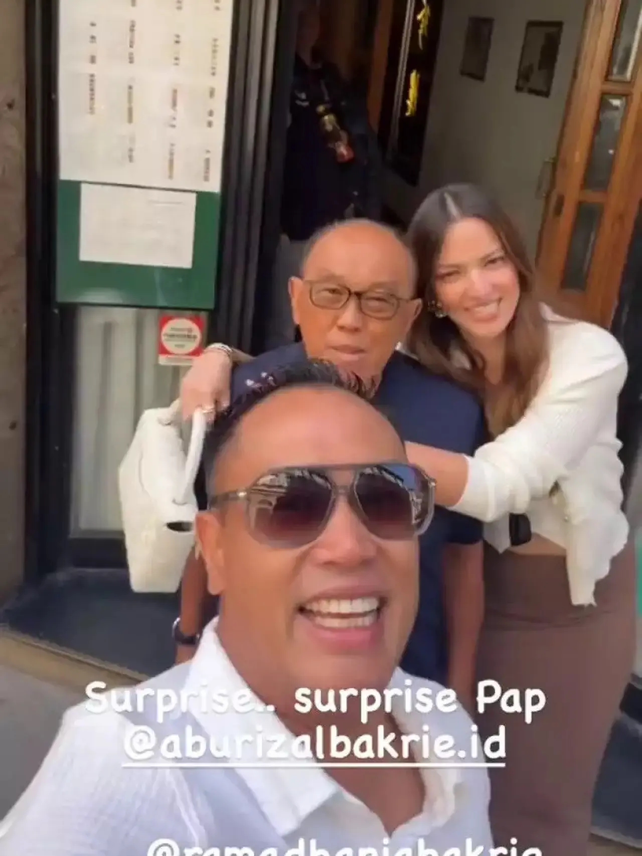 7 Potret Kedekatan Nia Ramadhani dan Aburizal Bakrie, Mertua Rasa Ayah Kandung - Hot Liputan6.com