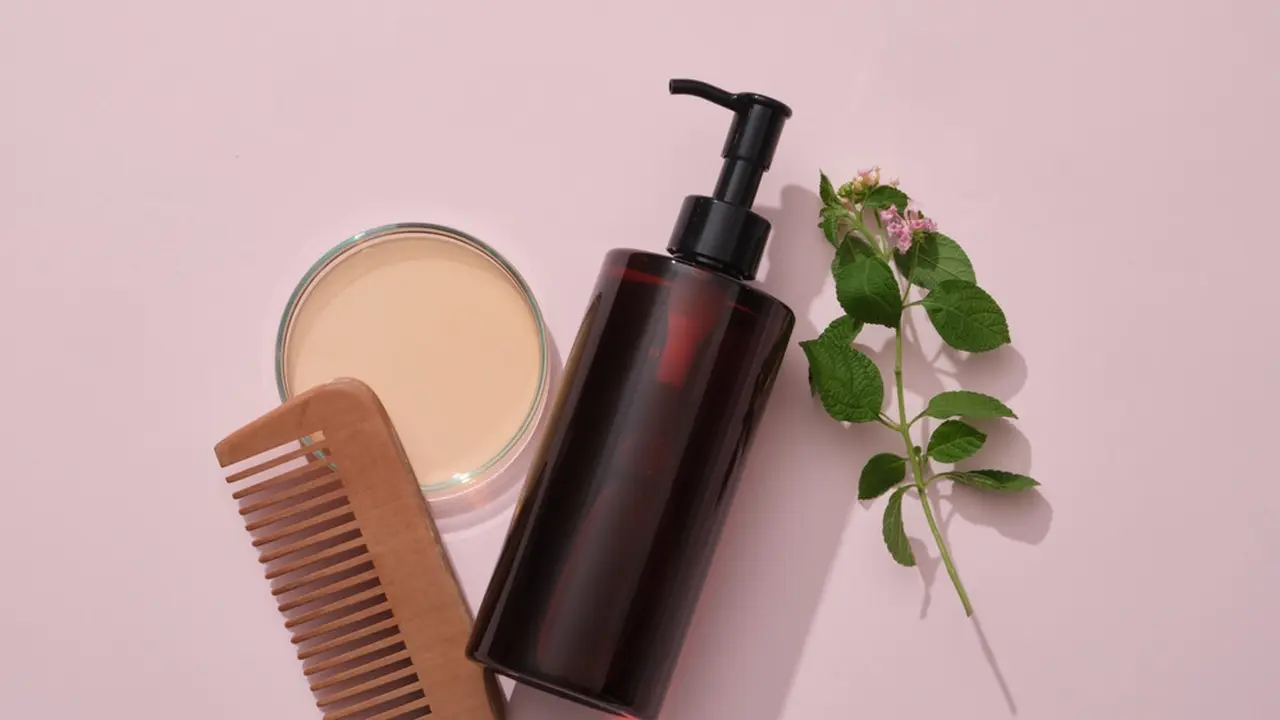 15 Cara Melembapkan Rambut Kering dan Rusak yang Mudah Dilakukan, Nggak ...