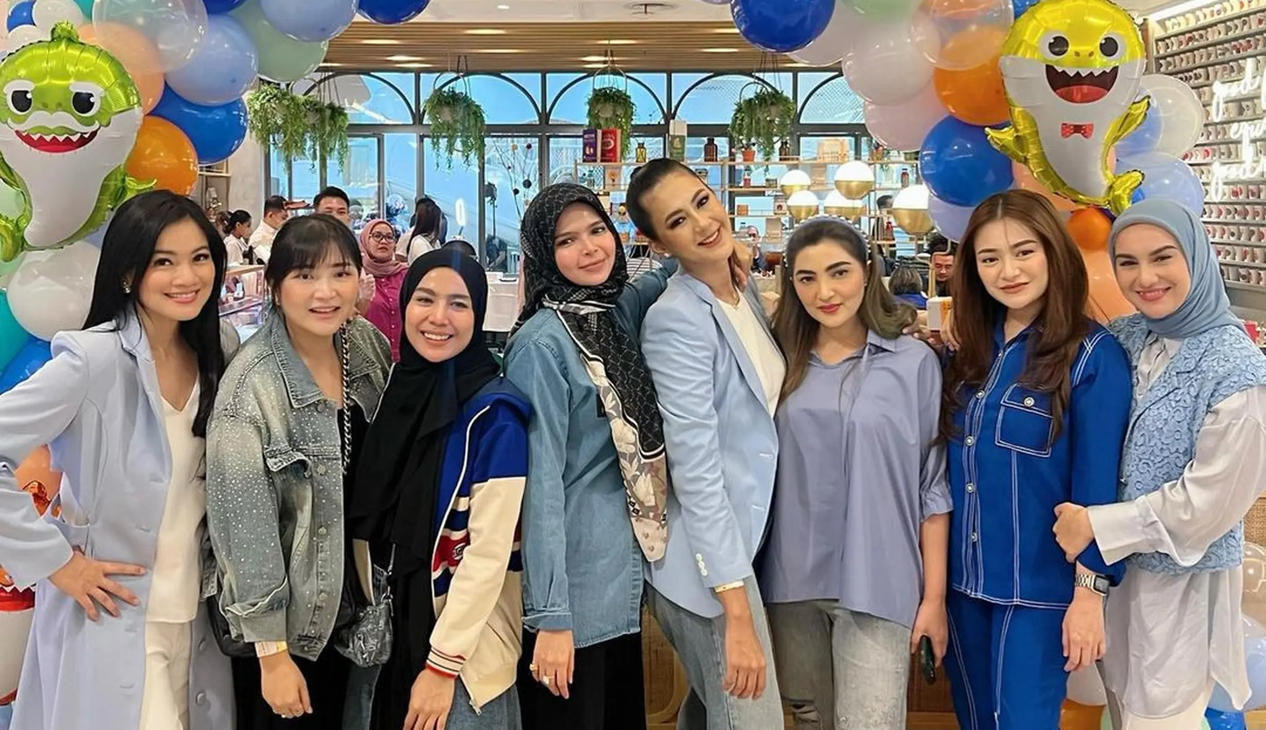Gaya Kompak Geng Cendol Kenakan Outfit Biru dengan Formasi Lebih ...