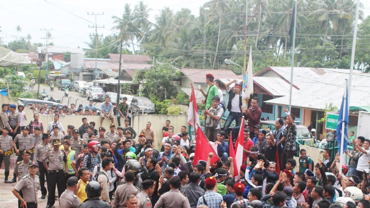 Kantor PLN Nias Didemo Ratusan Mahasiswa