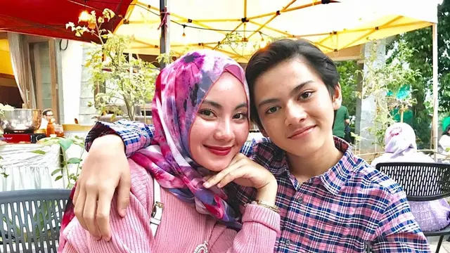 6 Momen Kebersamaan Rey Bong dan Kakak, Sering Dikira Pacar - Hot ...