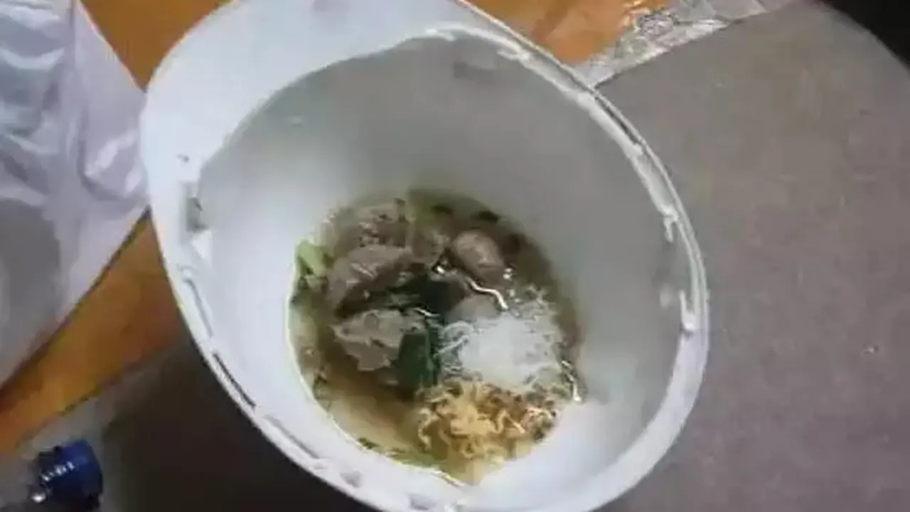 6 Perlengkapan Kuli Bangunan Jadi Alat Masak dan Wadah Makan Ini Kocak ...