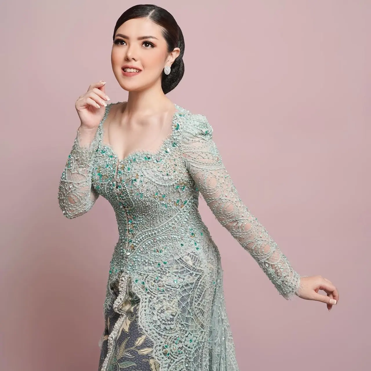 Inspirasi Kebaya Tosca Muda: Penampilan Elegan dari Tina Toon hingga ...