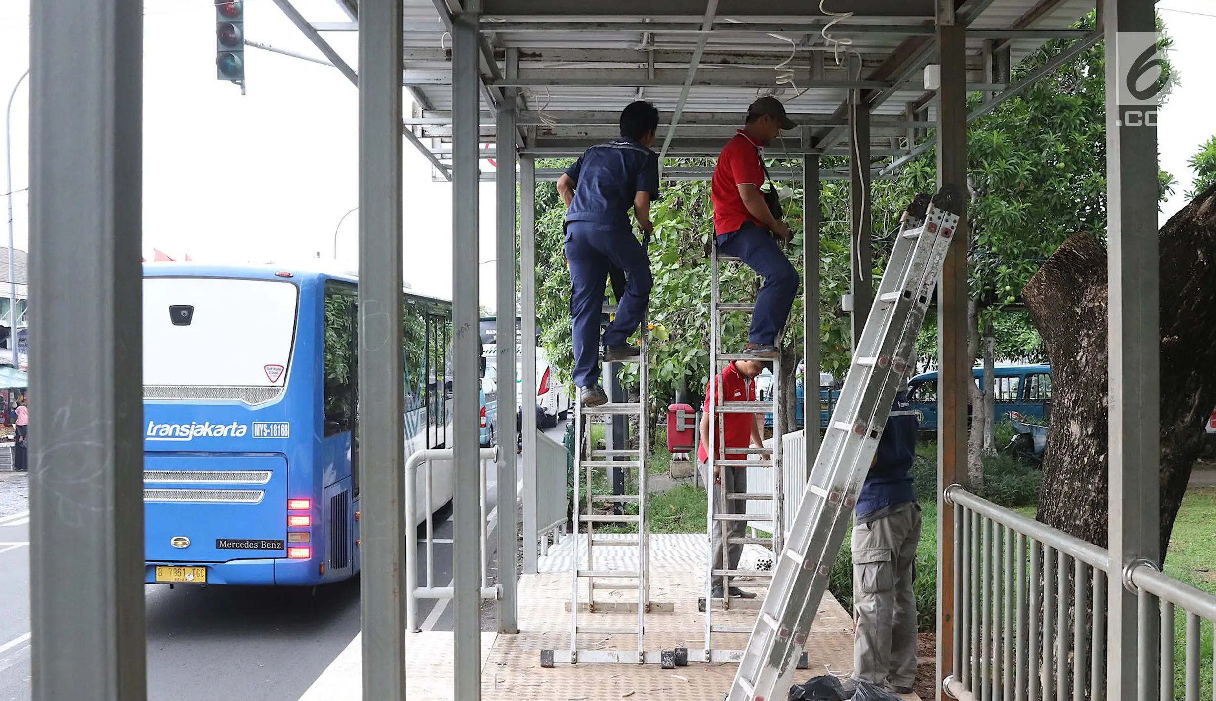FOTO: Permudah Akses, Halte Transjakarta Dibangun di Kampung Rambutan ...