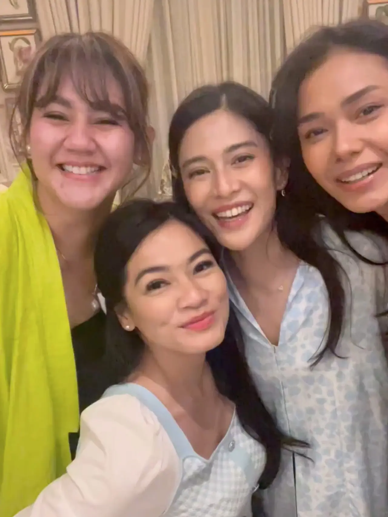 6 Potret Dian Sastrowardoyo Rayakan Ultah ke-42 bareng Geng Cinta, Netizen Tanya Ladya Cheryl ...