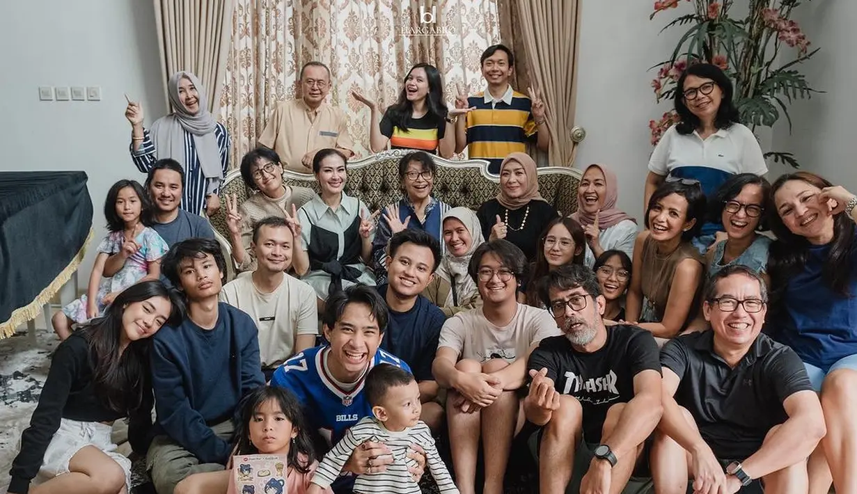 Dapat Hadiah Mahal dari Iis Dahlia, 10 Potret Kejutan dan Perayaan Ultah Devano ke-21 - Photo ...