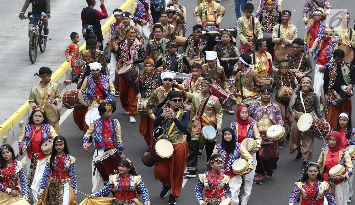 FOTO: Peserta Berbaju Adat Ramaikan Pawai Obor Asian Para Games di ...