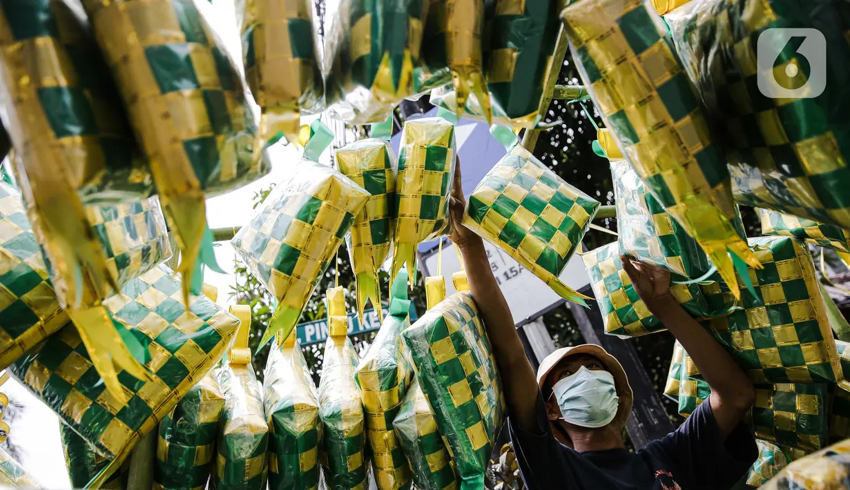 FOTO: Pernak-pernik Ketupat Hias Lebaran - Foto Liputan6.com