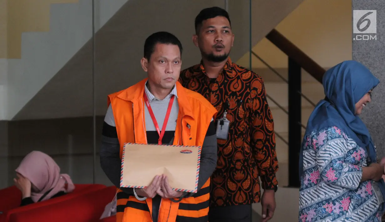 FOTO: Diperiksa KPK, Emirsyah Satar dan Taswin Nur Tutupi Borgol Pakai ...