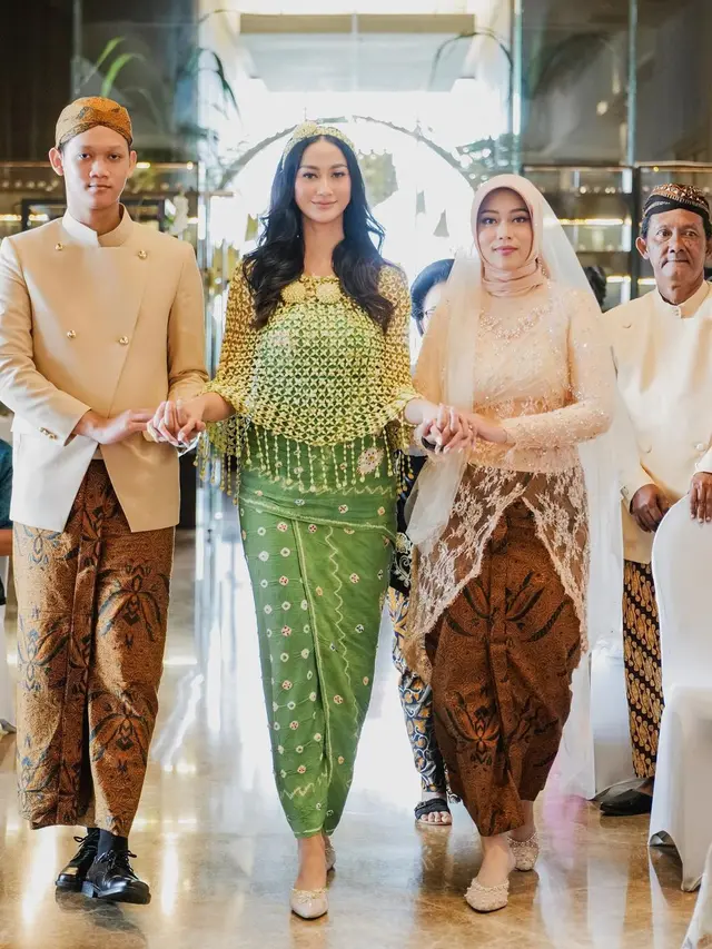 8 Momen Pengajian dan Siraman Ayu Maulida yang Baru Dipamerkan Publik, Curi Perhatian - Hot ...