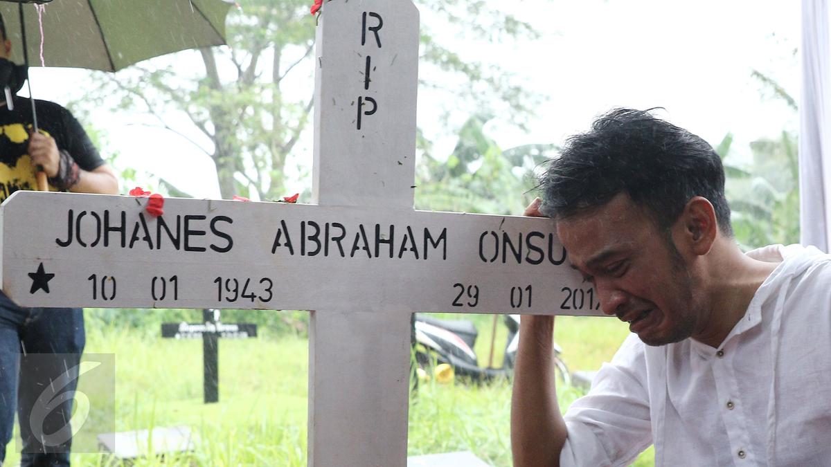 Tangis Ruben Onsu Pecah di Pusara Ayahanda - ShowBiz Liputan6.com