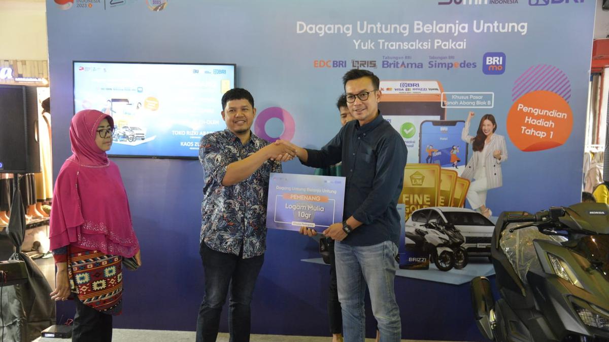 BRI Tebar Hadiah Undian Promo di Pasar Tanah Abang, Dari Emas, Motor ...