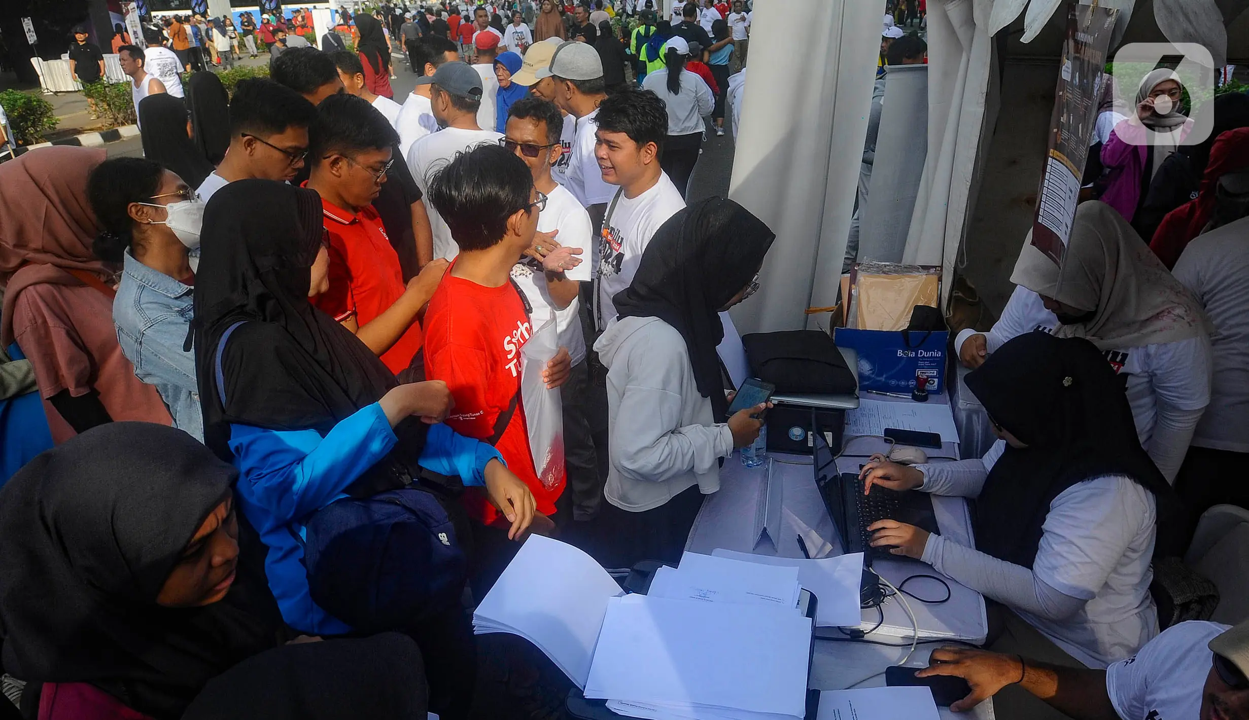 Antrian Warga yang Mengurus Pindah Lokasi TPS Pemilu 2024 - Foto ...