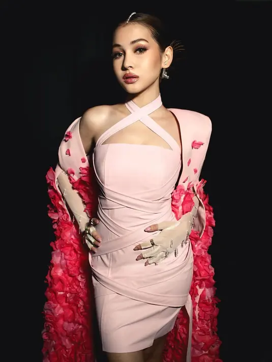 8 Pesona Memikat Sandrina Michelle di Usia 17 Tahun dengan Latina ...