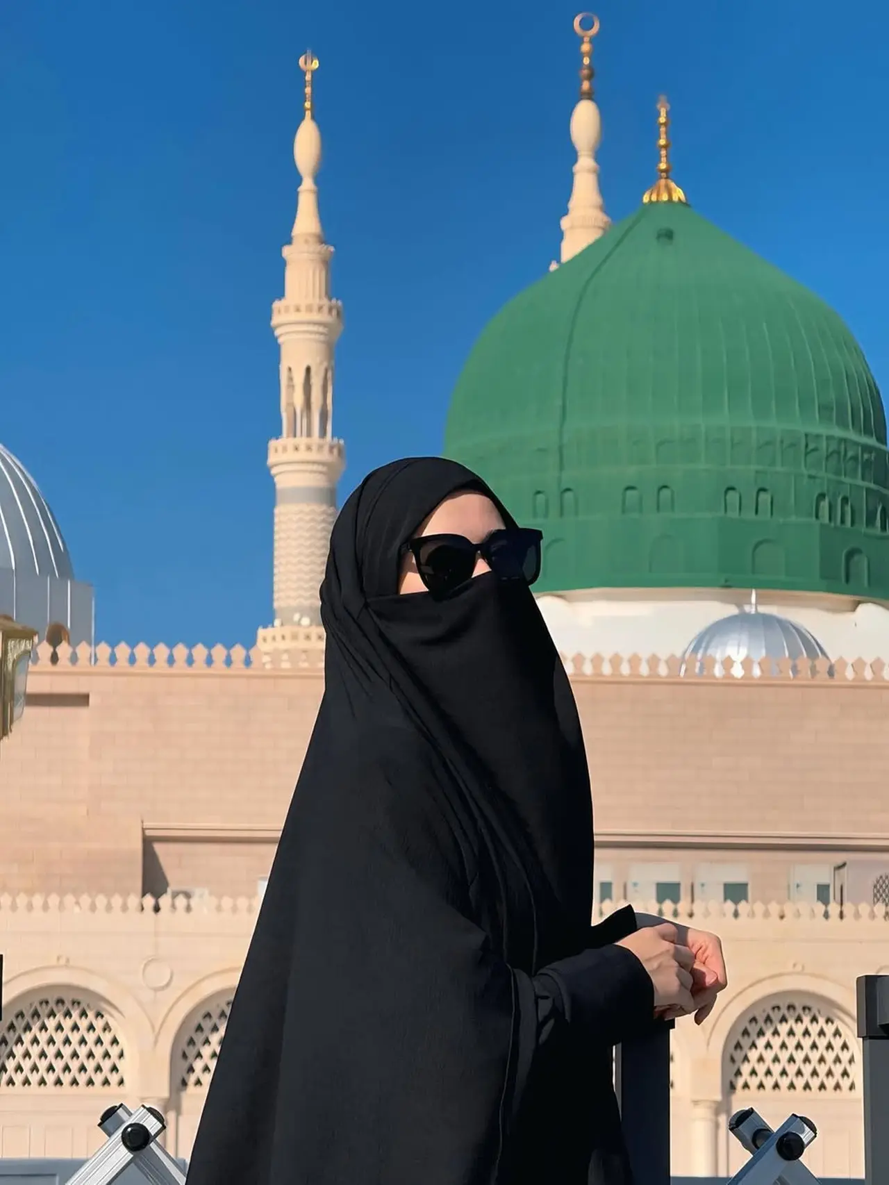 7 Potret Mantan Artis Iris Wullur Umrah, Ungkap Jadi Momen Introspeksi - Hot Liputan6.com