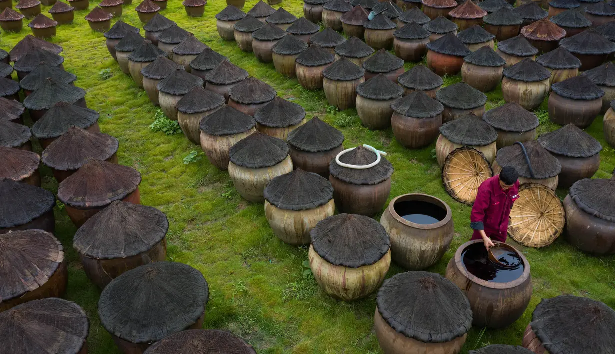 FOTO: Intip Proses Pembuatan Kecap Secara Tradisional di Sichuan - Foto ...
