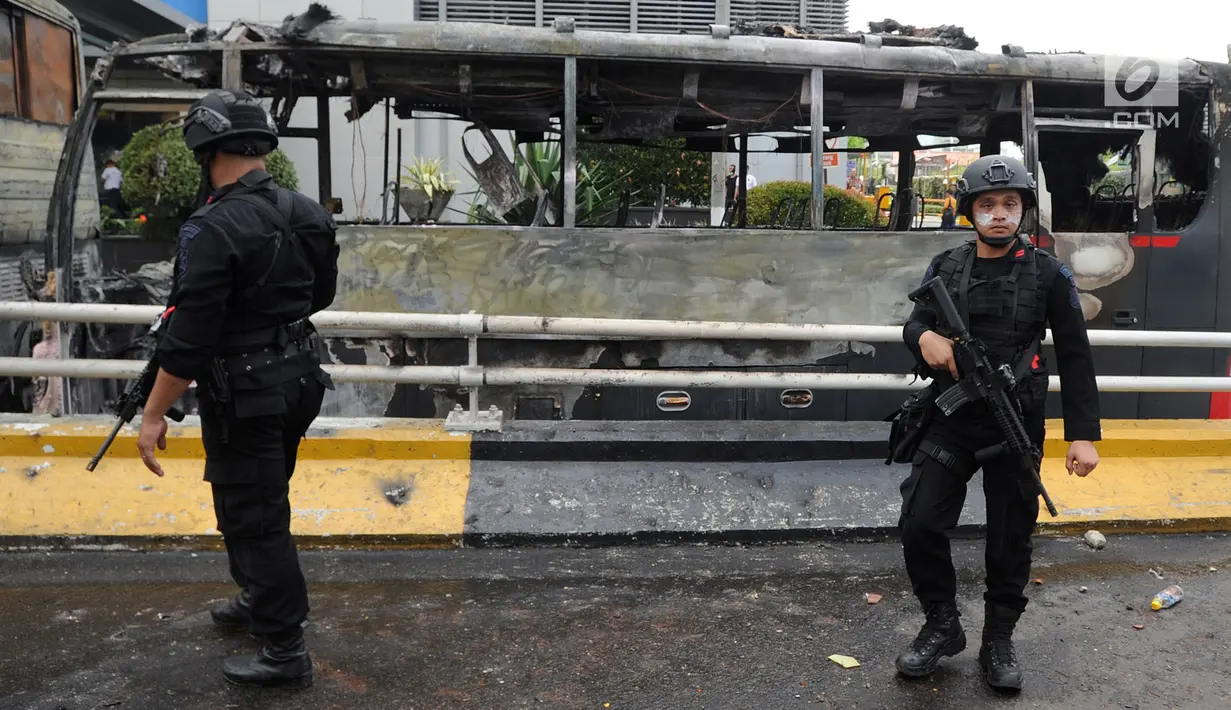 FOTO: Bus Polisi Dibakar, Brimob Usir Massa Aksi di Slipi - Foto ...