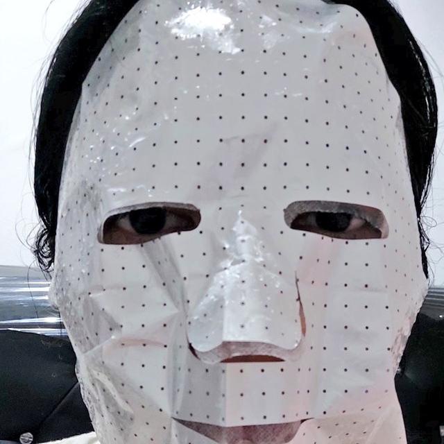 6 Potret Kesalahan Orang Pakai Sheet Mask Ini Kocak, Jadi Tidak Maksimal