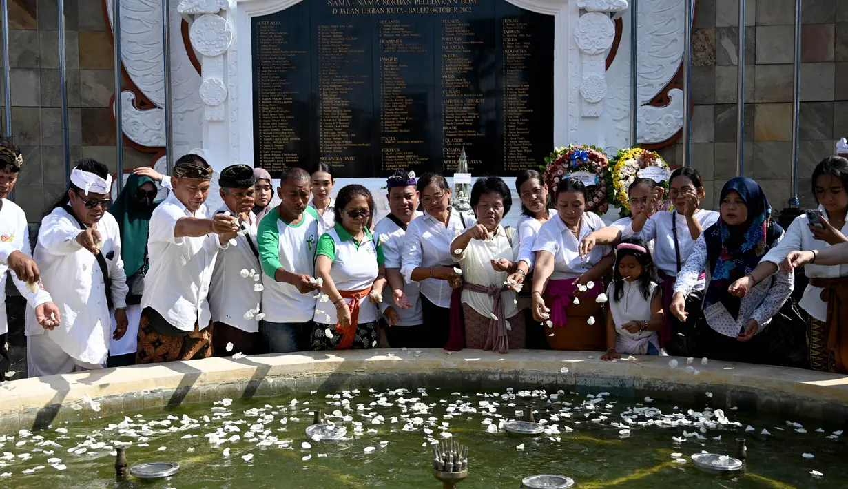 22 Tahun Tragedi Bom Bali I, Keluarga Korban Tabur Bunga dan Berdoa di ...