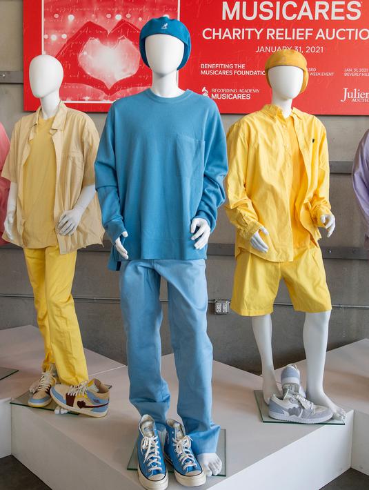 FOTO: Deretan Kostum BTS di Video Klip Dynamite yang Siap Dilelang ...