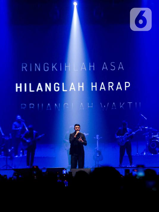Penampilan Tulus di Konser Penutup Tur Manusia 2023 Jakarta - Foto ...