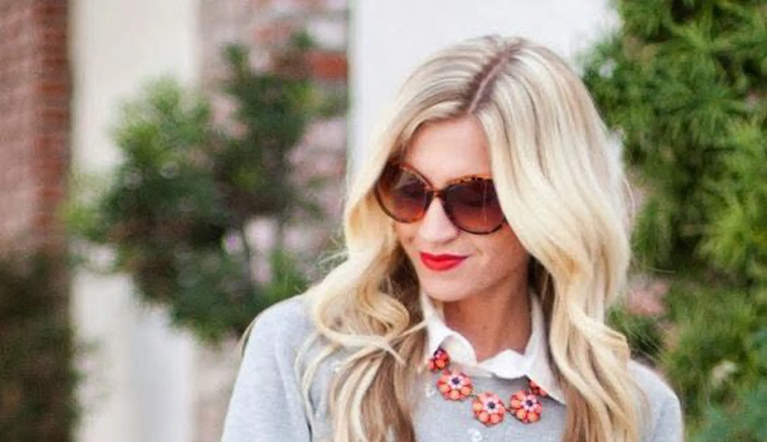 12 Gaya Fashion Modern dengan Sentuhan Warna Merah