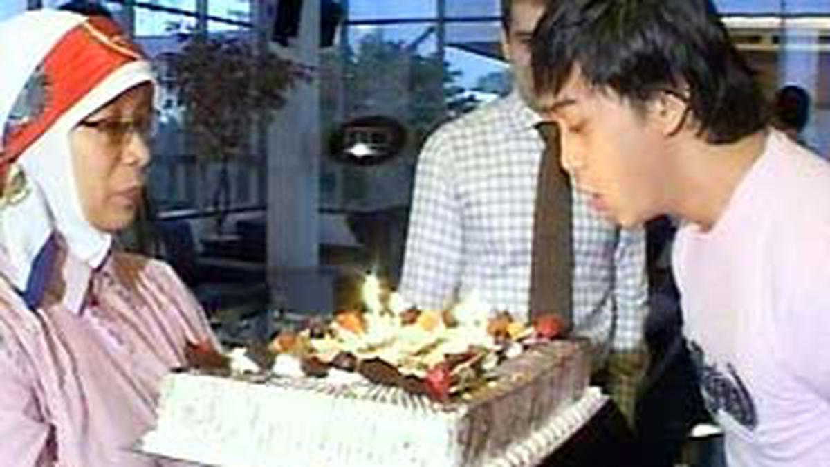 Hadiah Alquran untuk Dimas Andrian - ShowBiz Liputan6.com