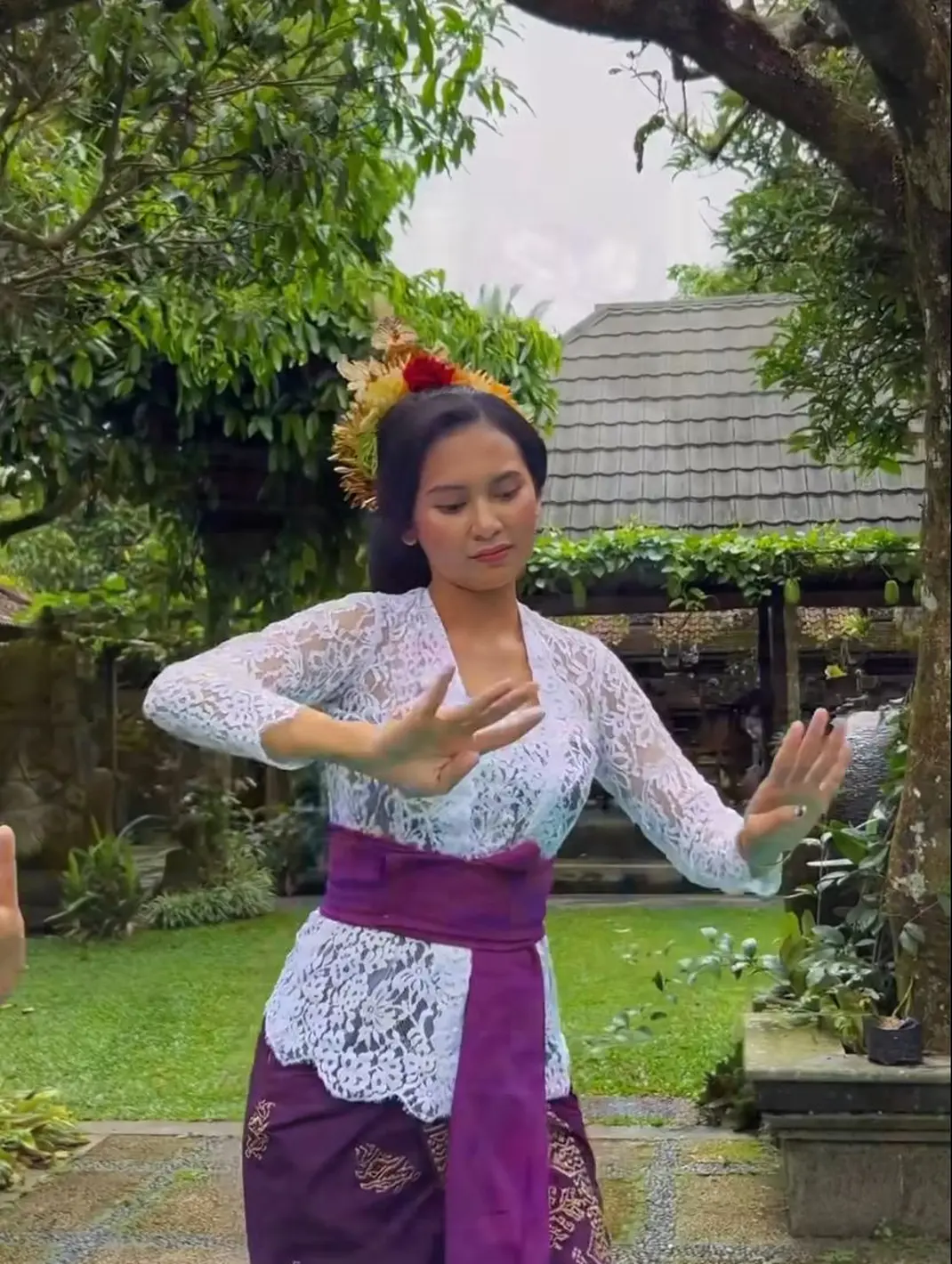 8 Foto Cantiknya Indah Permatasari Dibalut Kebaya Saat Menari ...