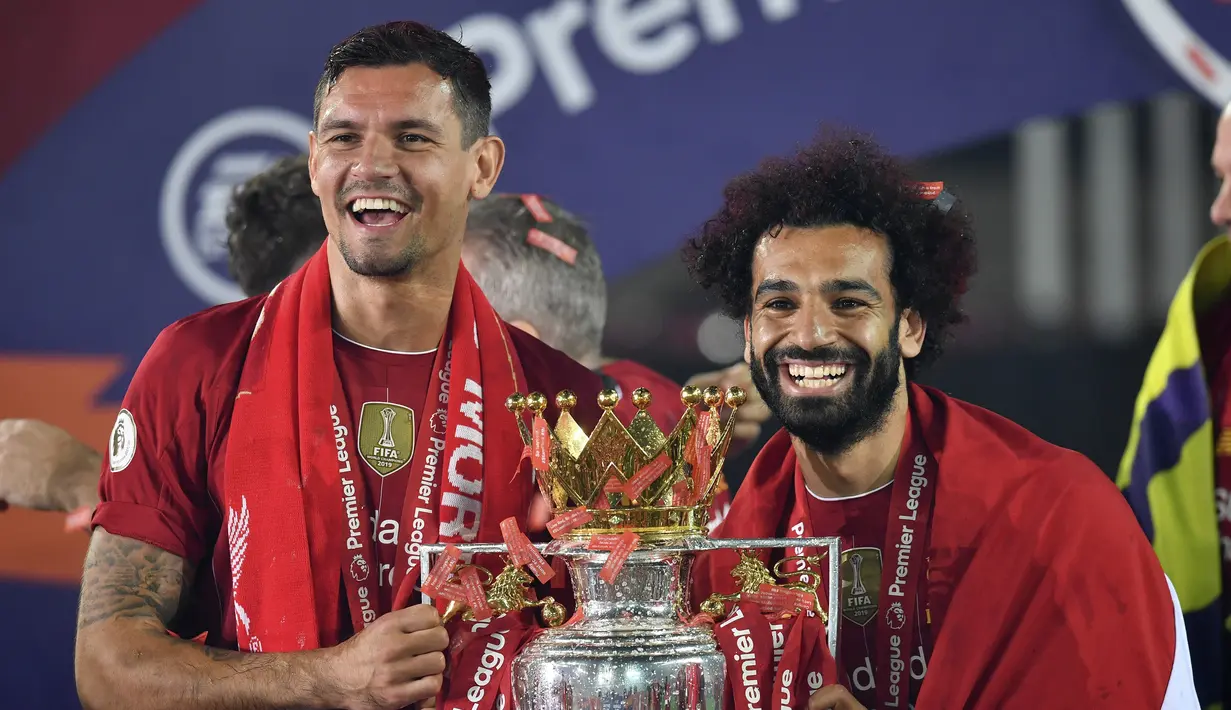 FOTO: Liverpool Angkat Trofi Liga Inggris - Foto Liputan6.com