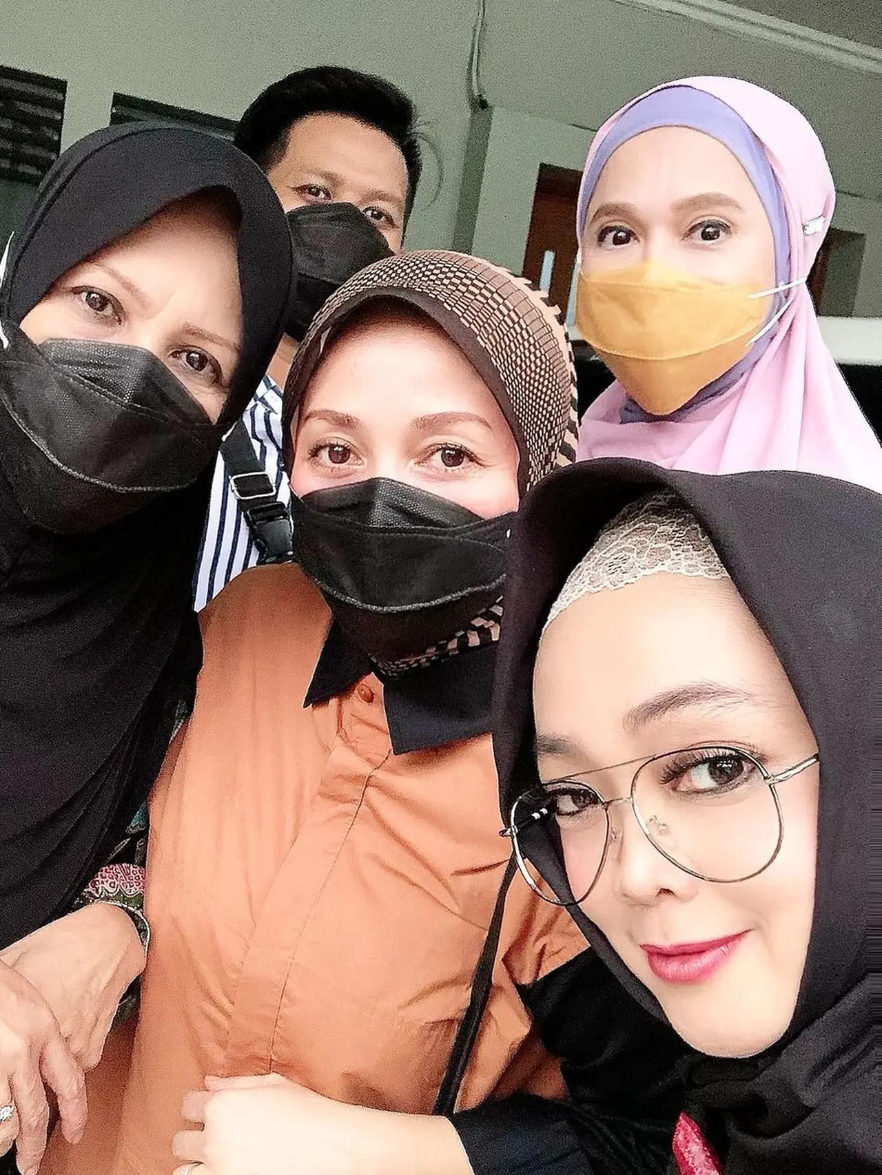 Sudah Dianggap Adik, Ini 6 Potret Lisma Gumelar Ziarah ke Makam Rina Gunawan - Hot Liputan6.com