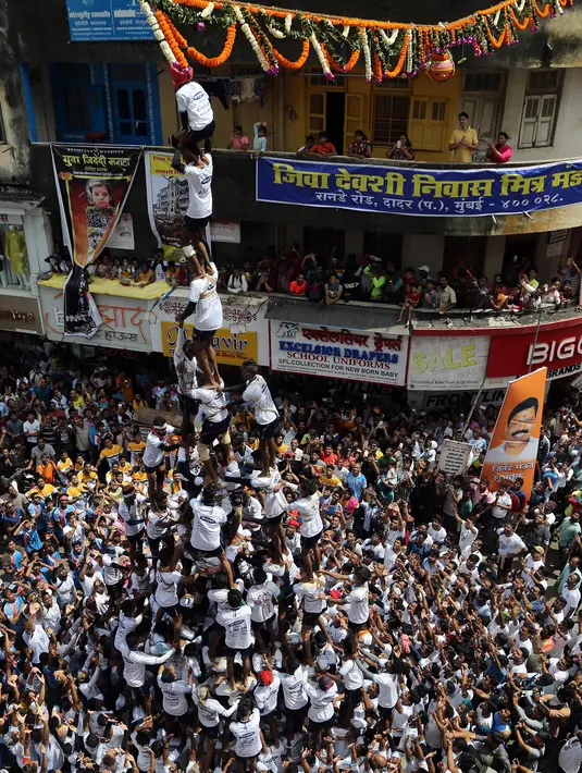 FOTO: Uniknya Piramida Manusia dalam Festival di India - Foto Liputan6.com