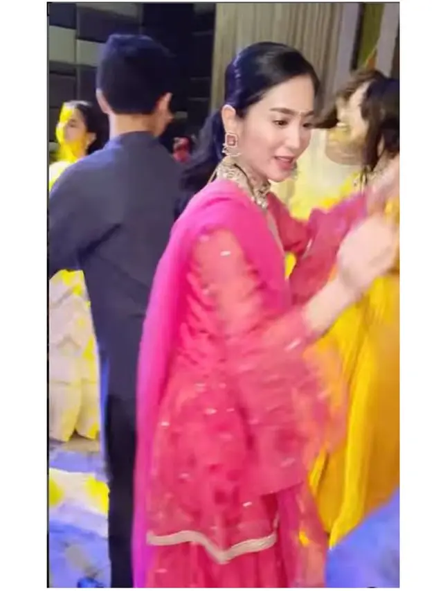 6 Potret Bunga Zainal Hadiri Sangeet Night Pakai Baju India, Mesra ...