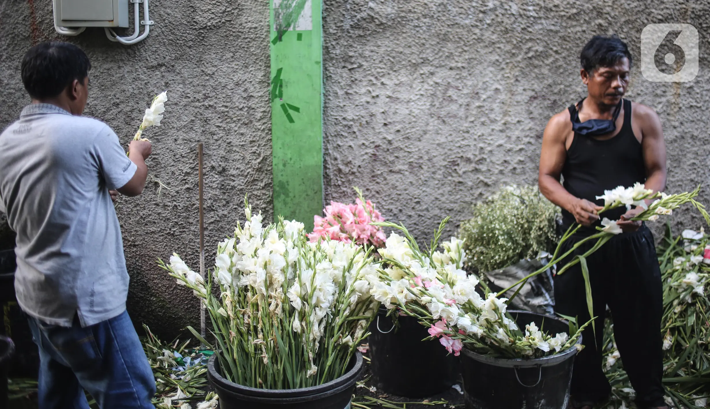FOTO: Penjualan Bunga Potong Jelang Lebaran Menurun - Foto Liputan6.com