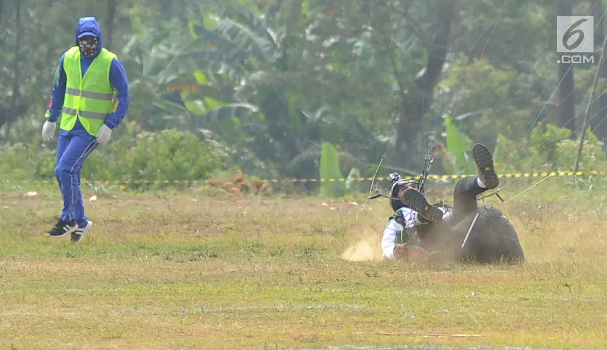 FOTO: Momen Dua Atlet Paralayang Asian Games 2018 Jatuh - Foto Liputan6.com