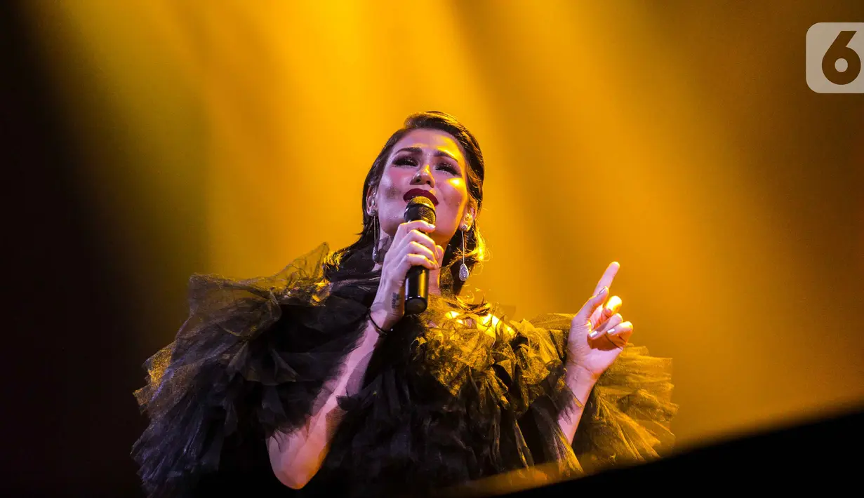 FOTO: Duet Romantis Marcell dan Istri di Konser 17 Tahun Berkarya ...