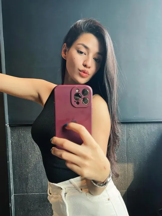 Gaya Susan Sameh dengan Outfit Sleeveless, Aura Menawan Terpancarkan ...