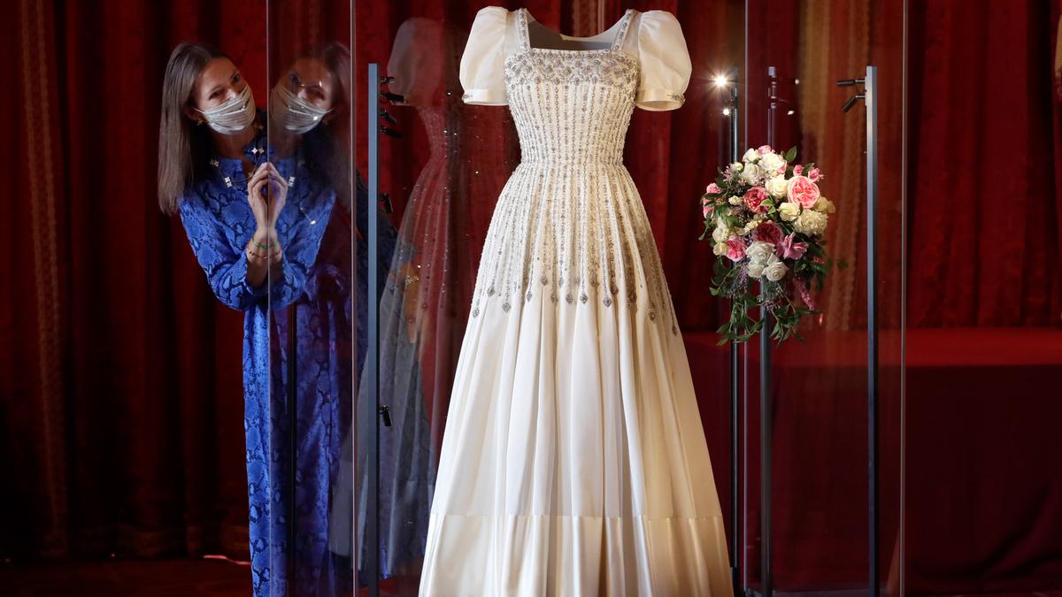 FOTO: Gaun Pengantin Putri Beatrice Mulai Dipamerkan untuk Publik ...