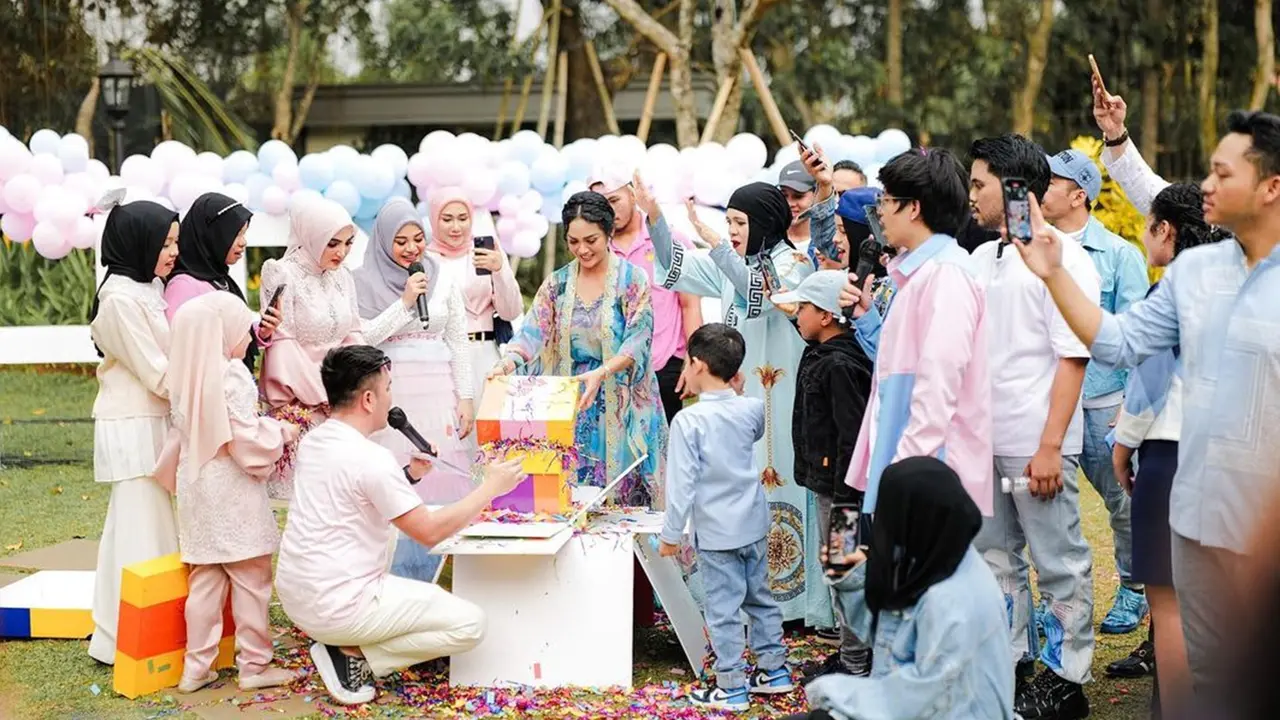 8 Potret Gender Reveal Anak Kedua Aurel Hermansyah, Ramai Semua Keluarga Datang - Hot Liputan6.com