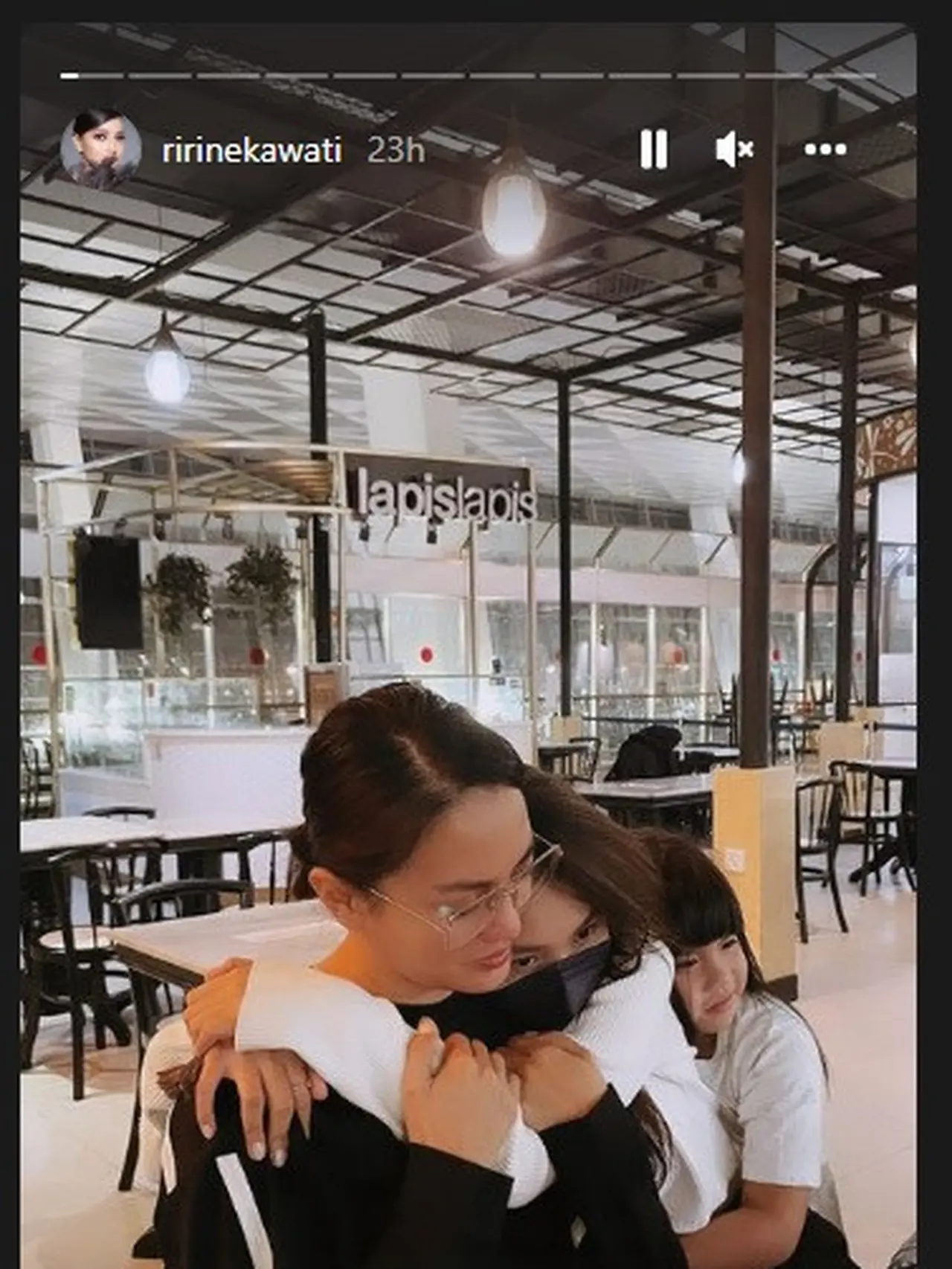 5 Potret Ririn Ekawati Melepas Jasmine Abeng Putri Sulungnya Kuliah di Luar Negeri: Jangan ...