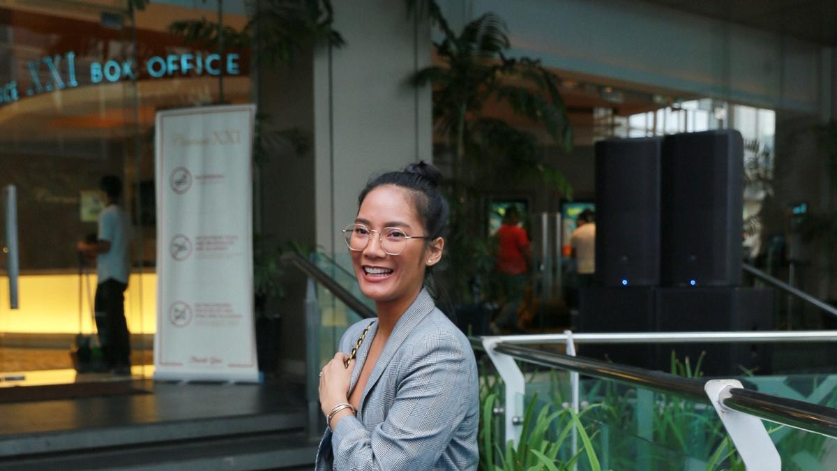 Gaya Nerdy ala Tara Basro Terlihat Culun dan Tetap Tampil Keren