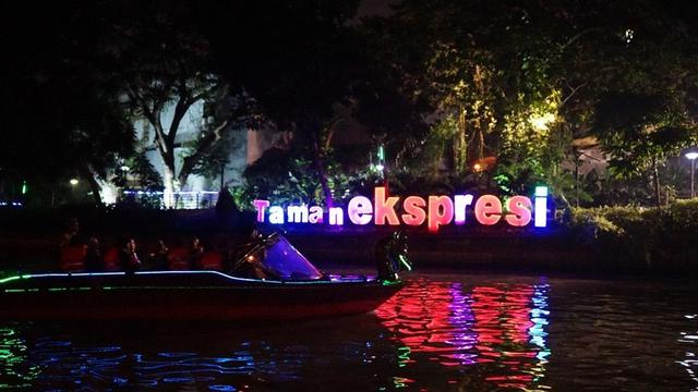 6 Potret Wisata Perahu Sungai Kalimas Surabaya, Eksotis Banget ...