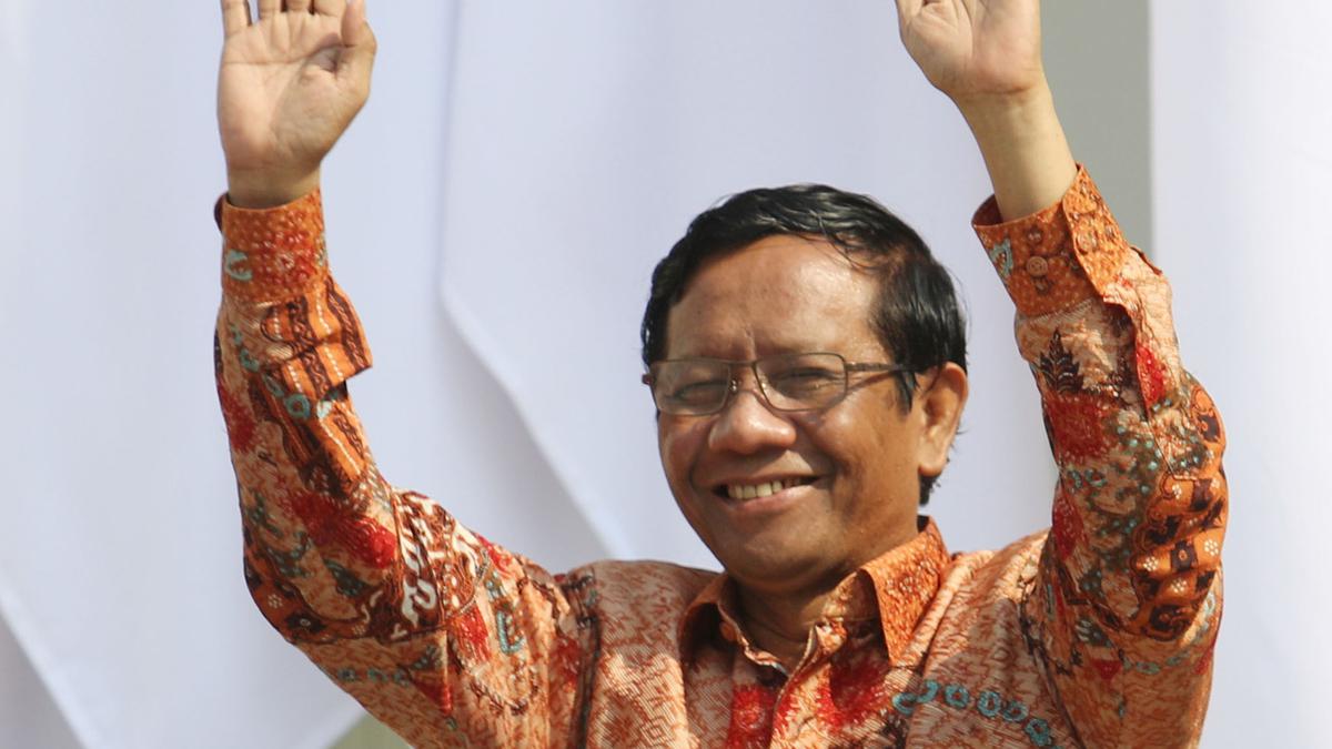 Profil Mahfud MD, Menko Polhukam Sipil Pertama