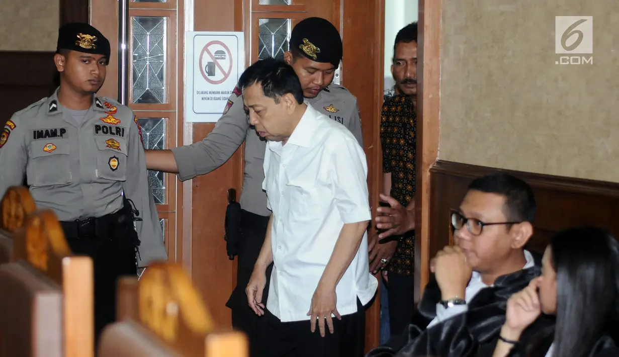 PHOTO: Dipapah Petugas, Setya Novanto Memasuki Ruang Sidang Tipikor ...