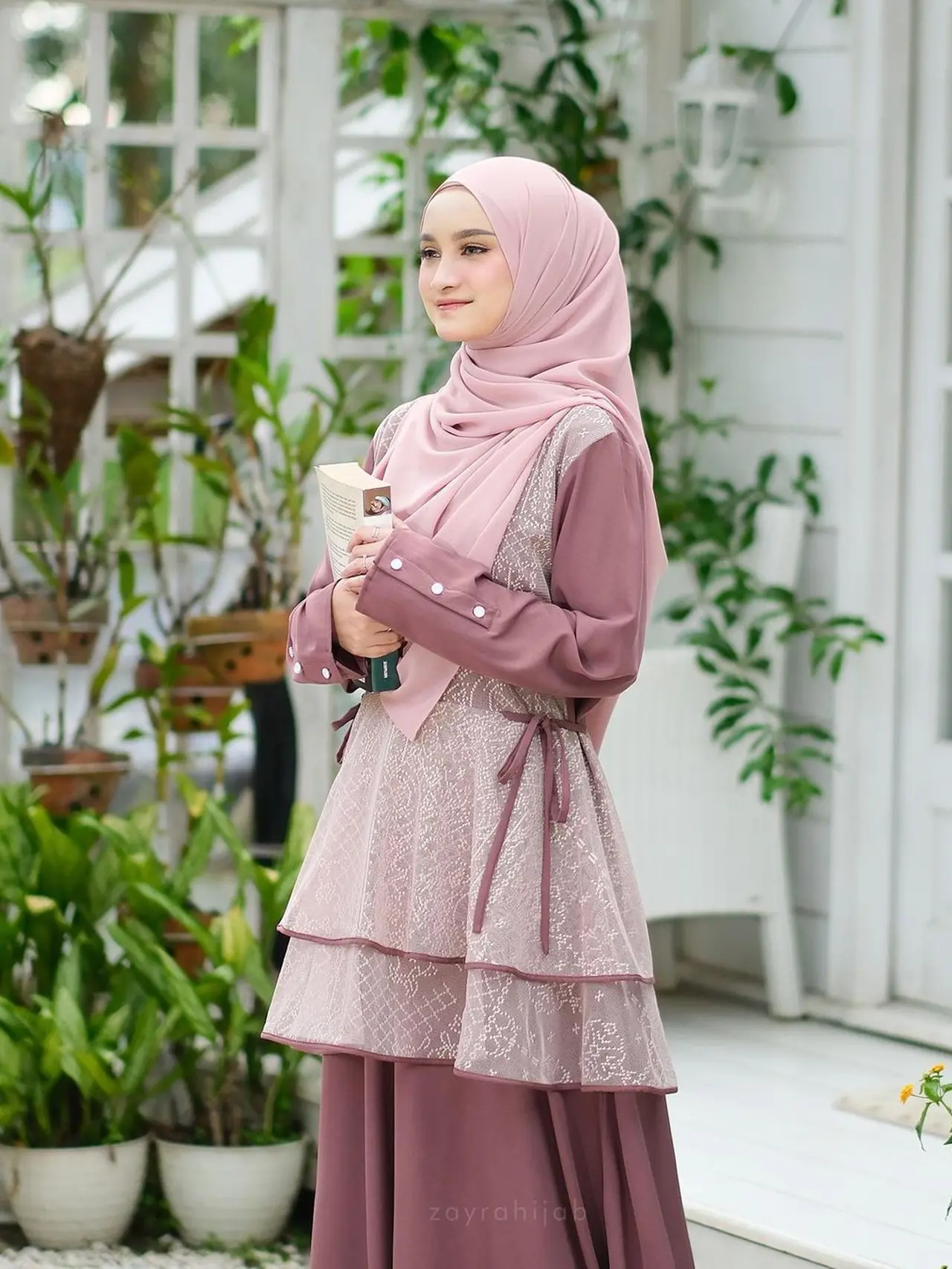 Tampil Elegan bersama Keluarga, Ini 5 Model Gamis Brokat Kombinasi ...